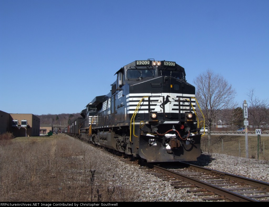 NS 9202 westbound passing old mead